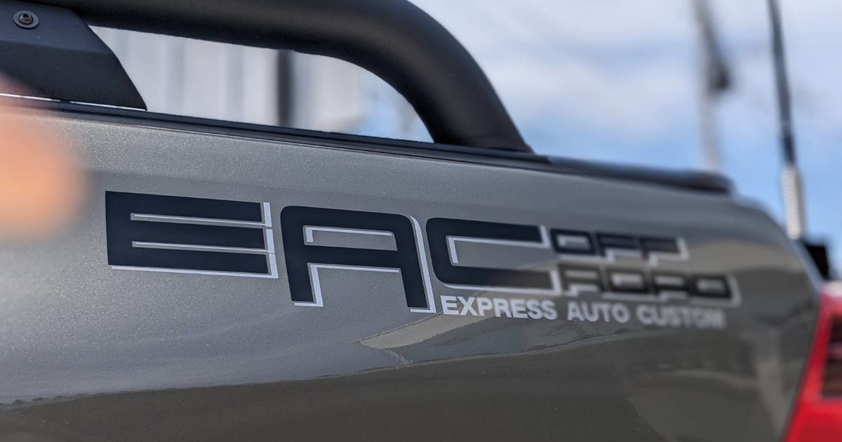 ExpressAutoのオリジナル「EAC OFF ROAD」サイドデカールが登場！ 山梨 ハイラックス ピックアップトラック カスタム